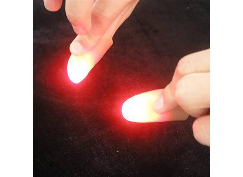 Anéis de luz de dedo LED brilham dedo mágico piscando closeup truque de ...